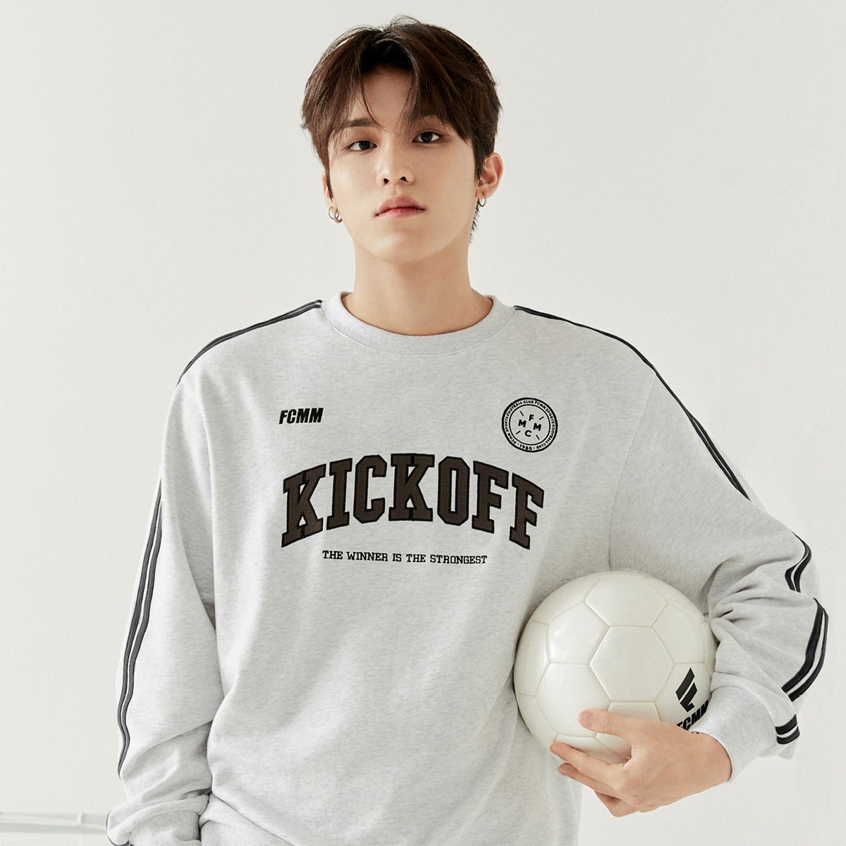 FCMM(에프씨엠엠) | 실시간 인기 스타일 | 풋볼 레트로 킥 오프 맨투맨 - 실버 그레이 | 온더룩