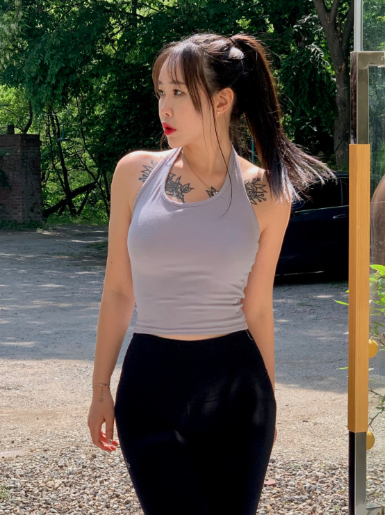 conniyu(콘니유) | 실시간 인기 스타일 | 홀터넥 여성 여자 크롭 나시 | 온더룩