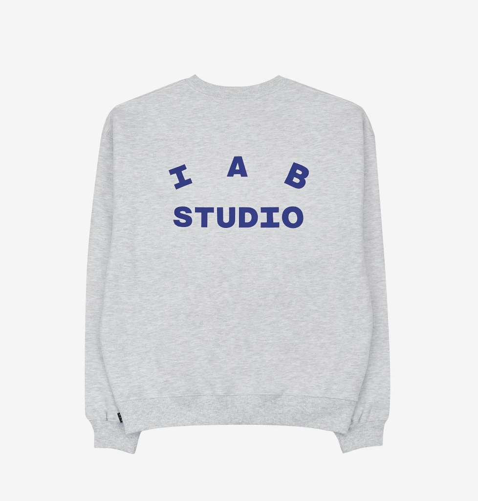 IAB STUDIO(아이앱 스튜디오) | 실시간 인기 스타일 | 아이앱 스튜디오 스웨트셔츠 라이트 그레이 - 23FW | 온더룩